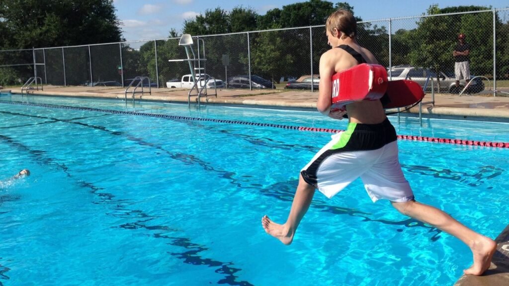 How to Become a Lifeguard: 4 Key Tips - GuideByTips